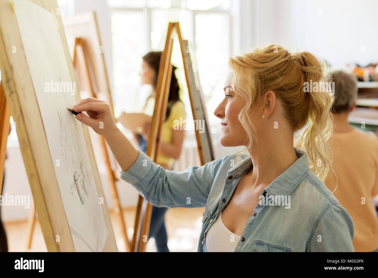 woman with easel drawing at art school studio Stock Photo - Alamy