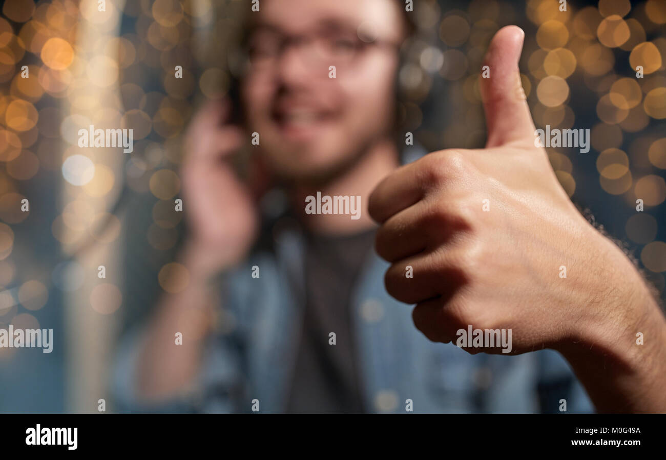 Singer showing thumbs up hi-res stock photography and images - Alamy