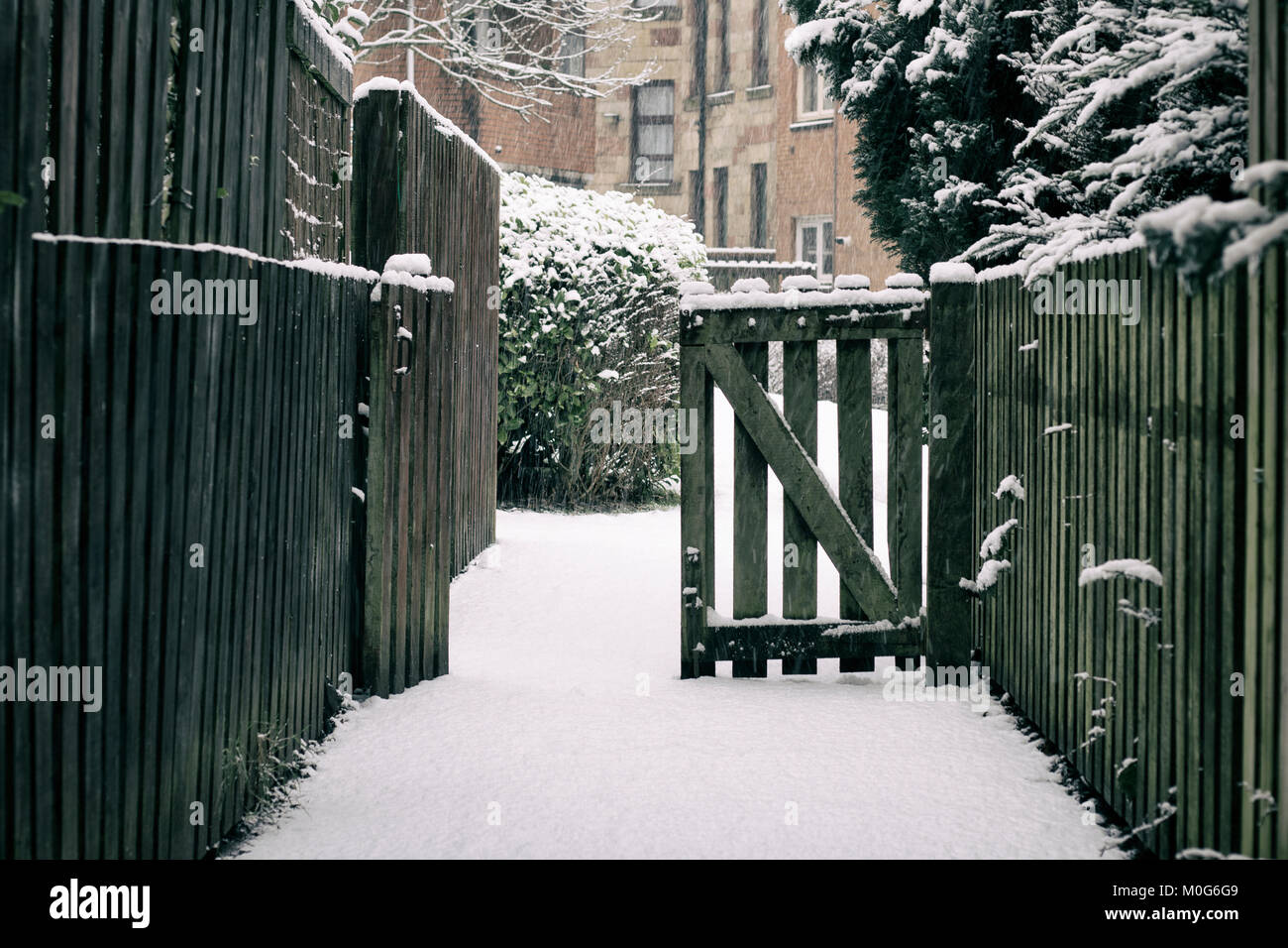 Open gate of house hi-res stock photography and images - Alamy