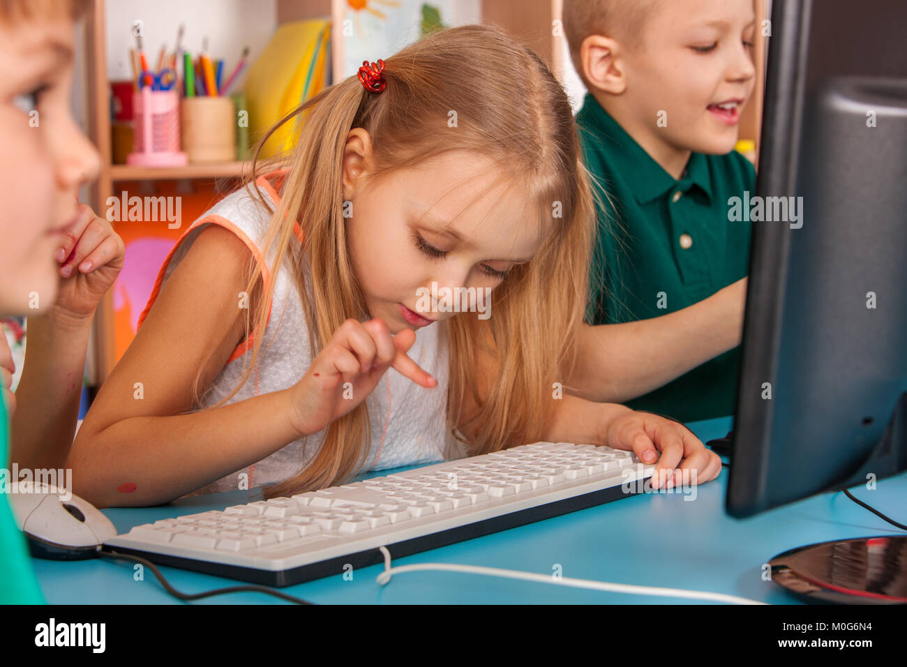Kids computer lab hi-res stock photography and images - Alamy