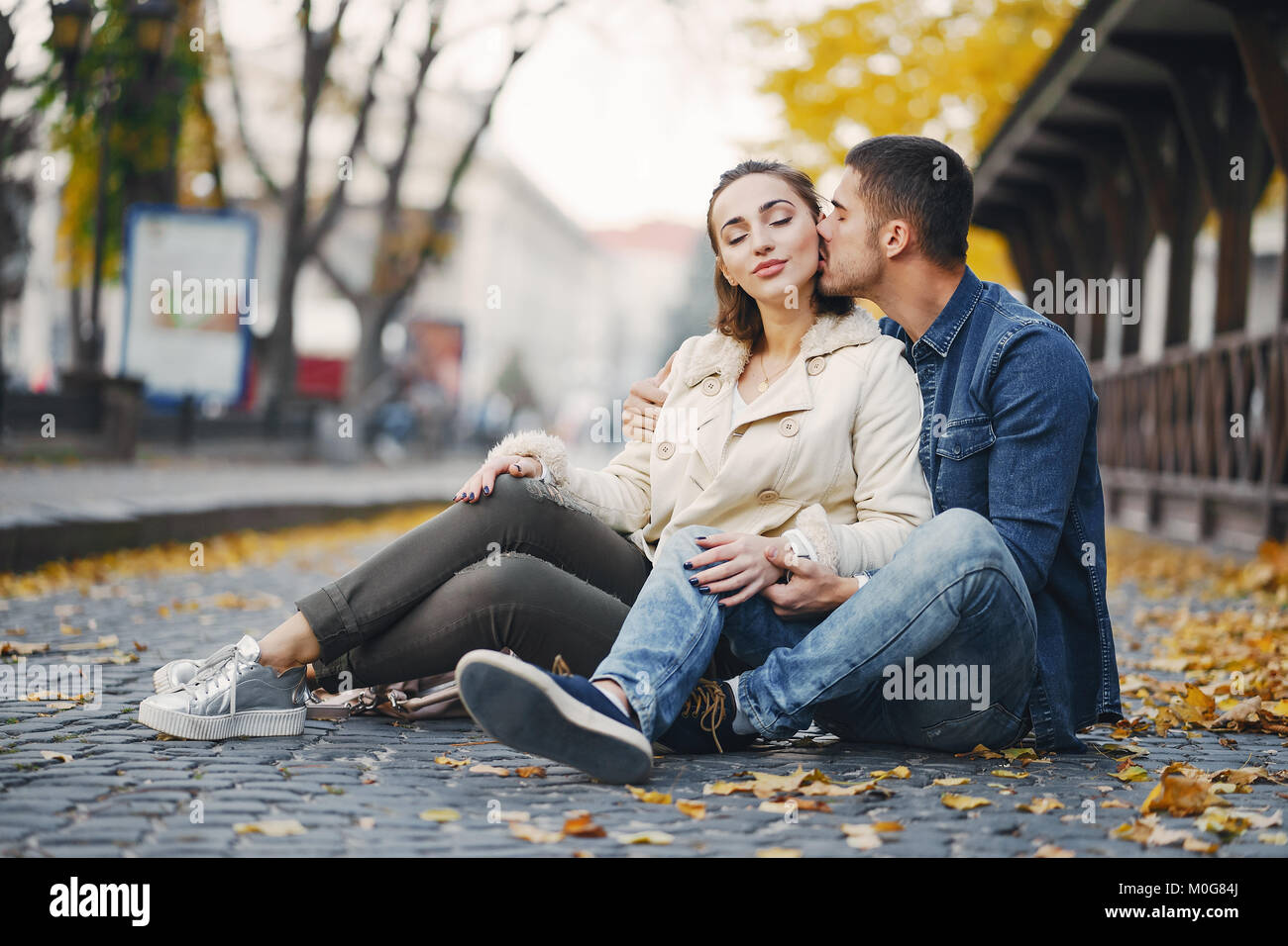 couple sitting on the ground Stock Photo - Alamy