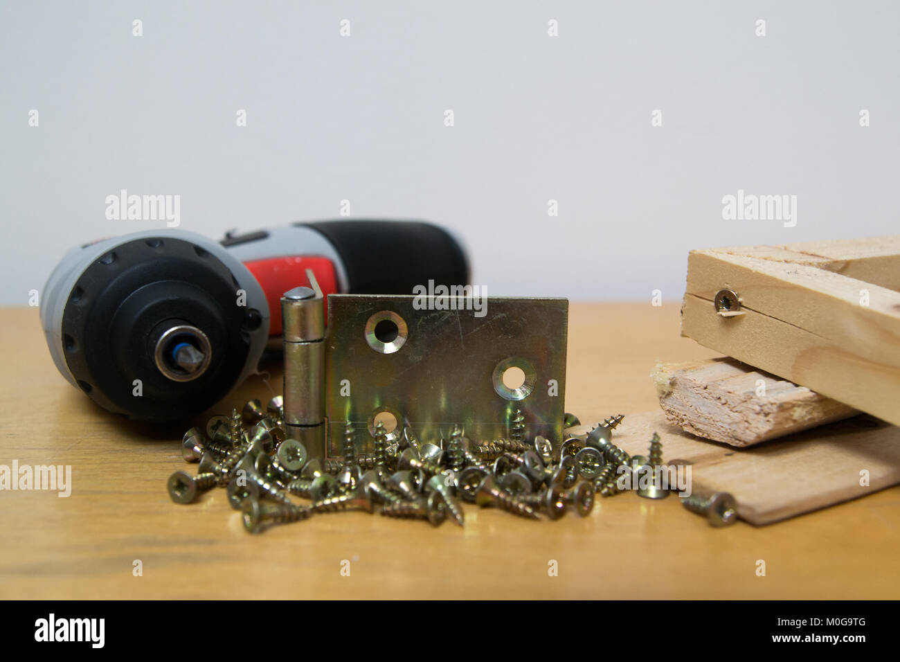 Screwdriver, wood parts and screws Stock Photo - Alamy