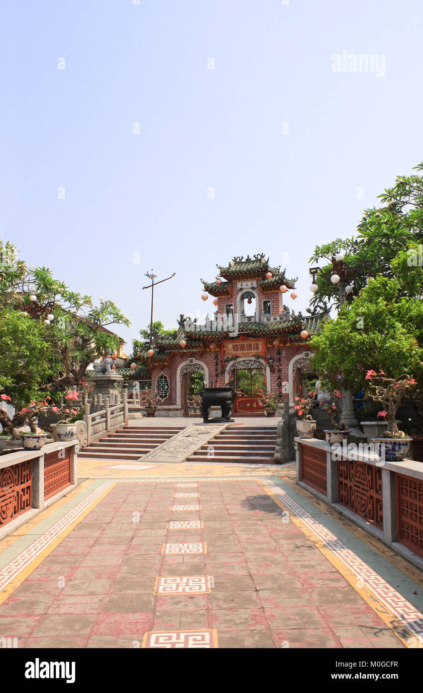 Entrance to Chinese temple Quan Cong in Hoi An, Vietnam Stock Photo - Alamy