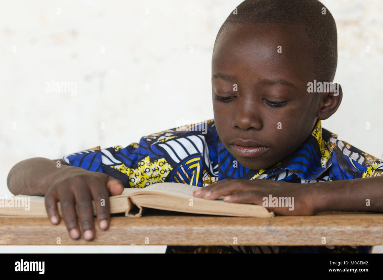 African school children reading africa hi-res stock photography and ...