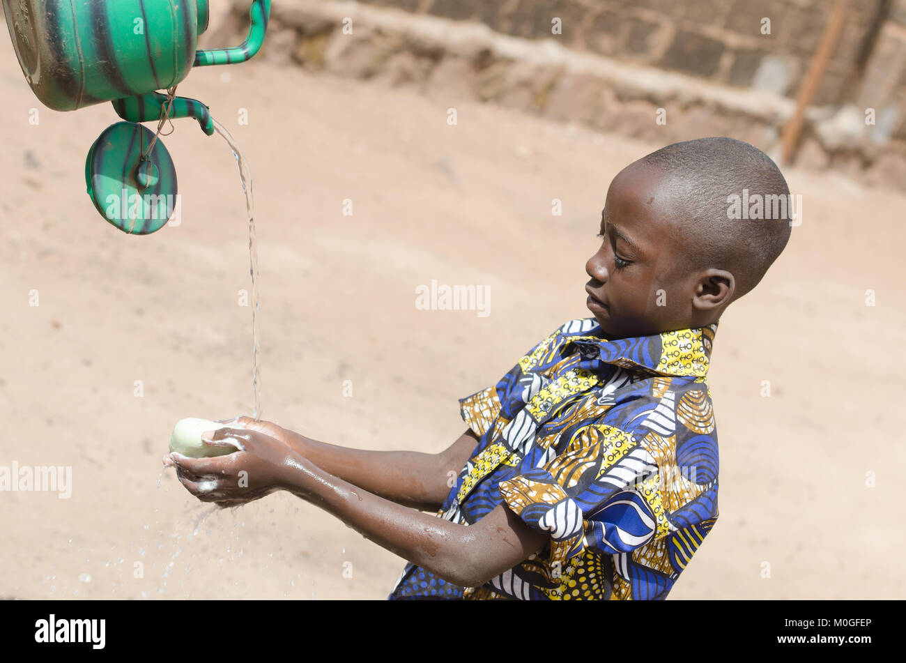 Africa volunteer cleaning hi-res stock photography and images - Alamy