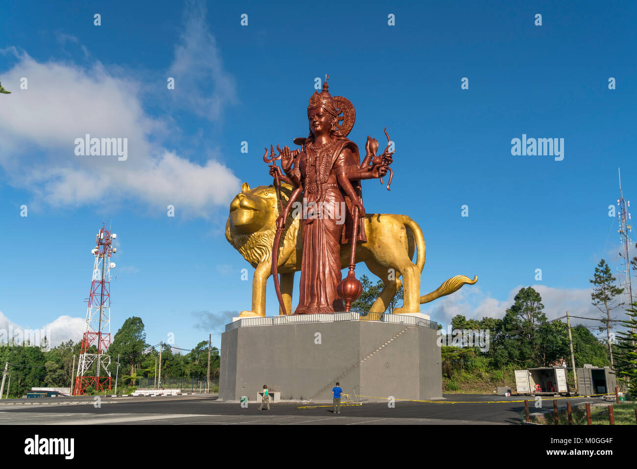 Riesige Durga Statue mit Löwe am Kratersee Ganga Talao oder Grand ...