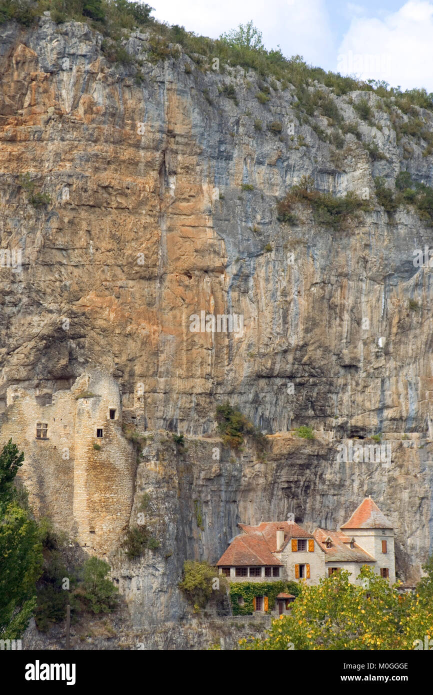 Houses castle built cliffs medieval hi-res stock photography and images ...
