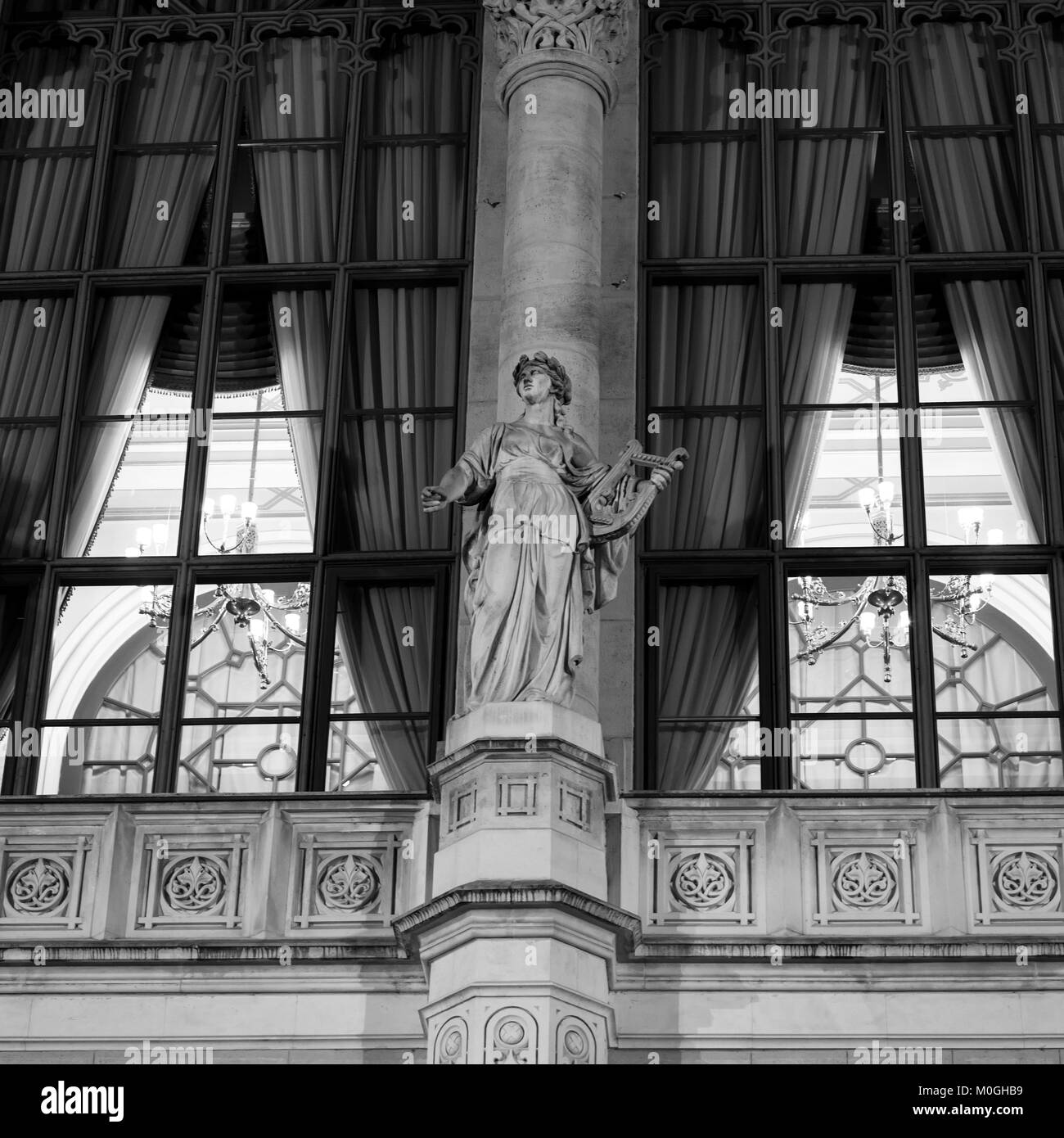 Musical instrument statue hi-res stock photography and images - Alamy