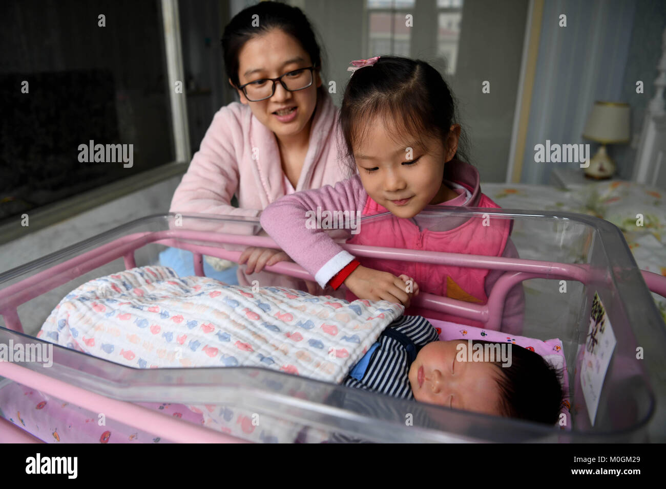 (180122) -- BEIJING, Jan. 22, 2018 (Xinhua) -- He Xin (L), a mother of ...