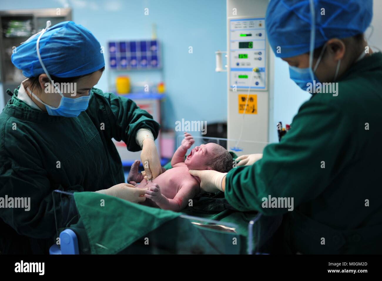 (180122) -- BEIJING, Jan. 22, 2018 (Xinhua) -- Midwives take nursing ...