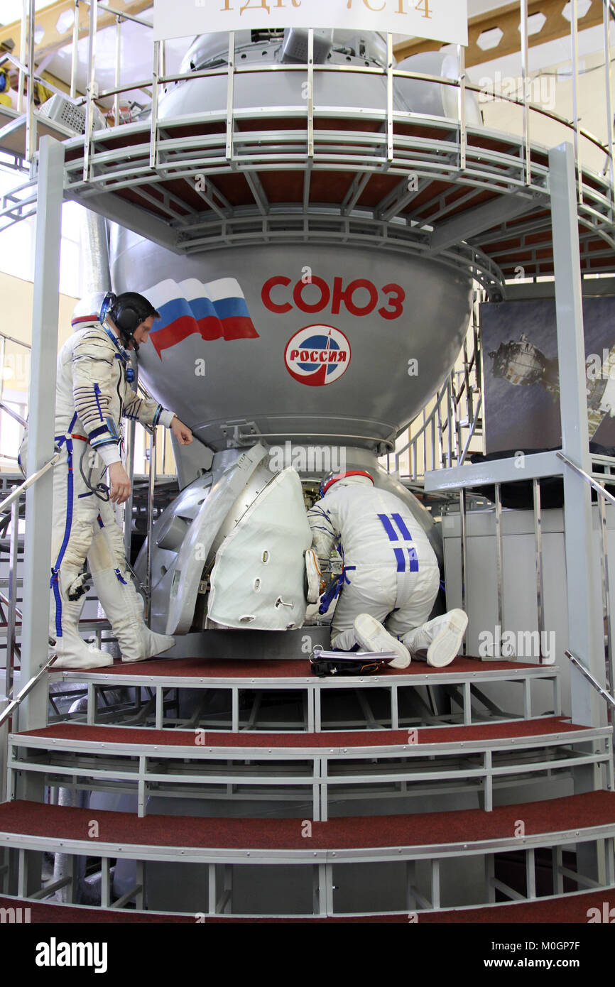 Moscow, Russia. 19th Jan, 2018. German astronaut Alexander Gerst (r ...