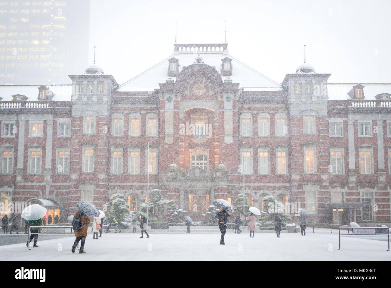 Tokyo, Japan. 22nd Jan, 2018. People walk in snow in front of Tokyo ...