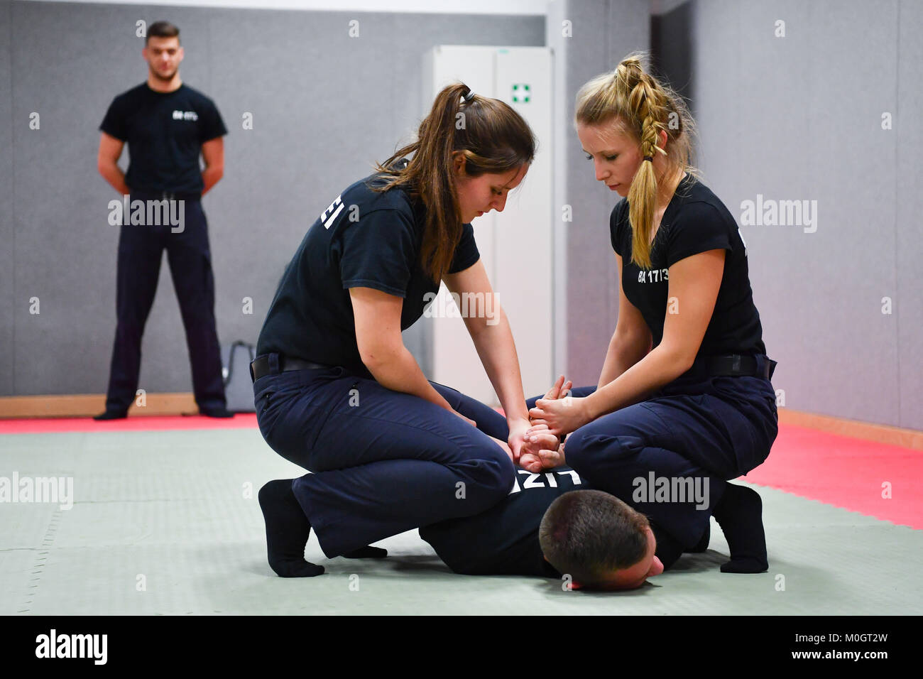 Enkenbach-Alsenborn, Germany. 22nd Jan, 2018. Police practice defence ...