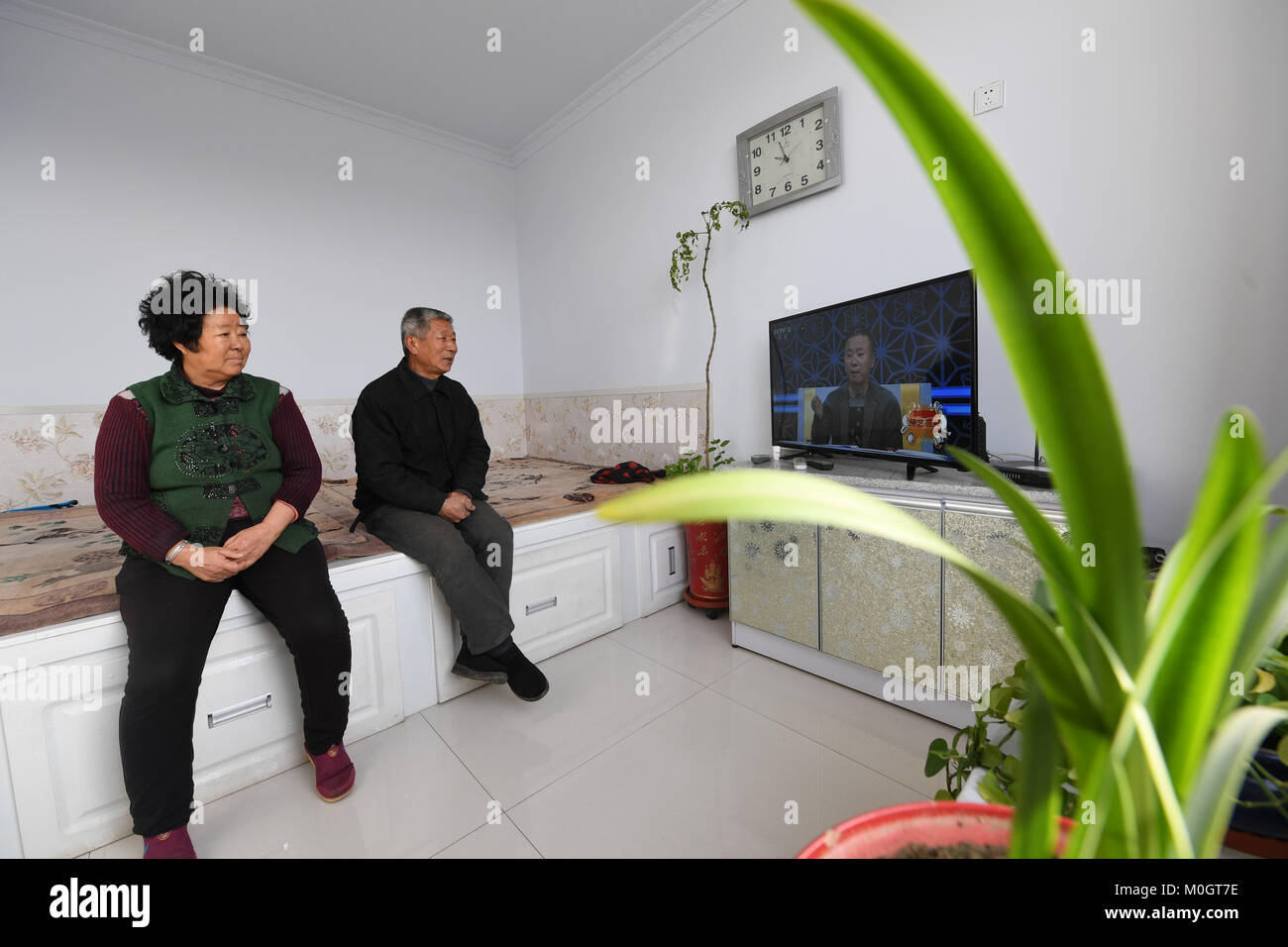 (180122) -- HOHHOT, Jan. 22, 2018 (Xinhua) -- Villager Qiao Xiuzhong and his wife Wang Meili ...