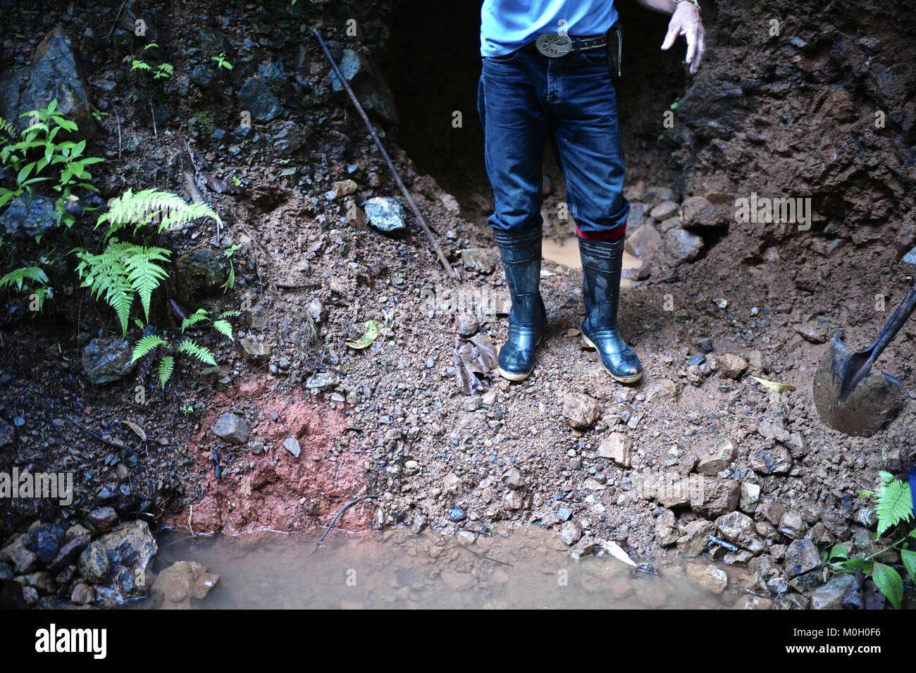 Small scale mining hi-res stock photography and images - Alamy