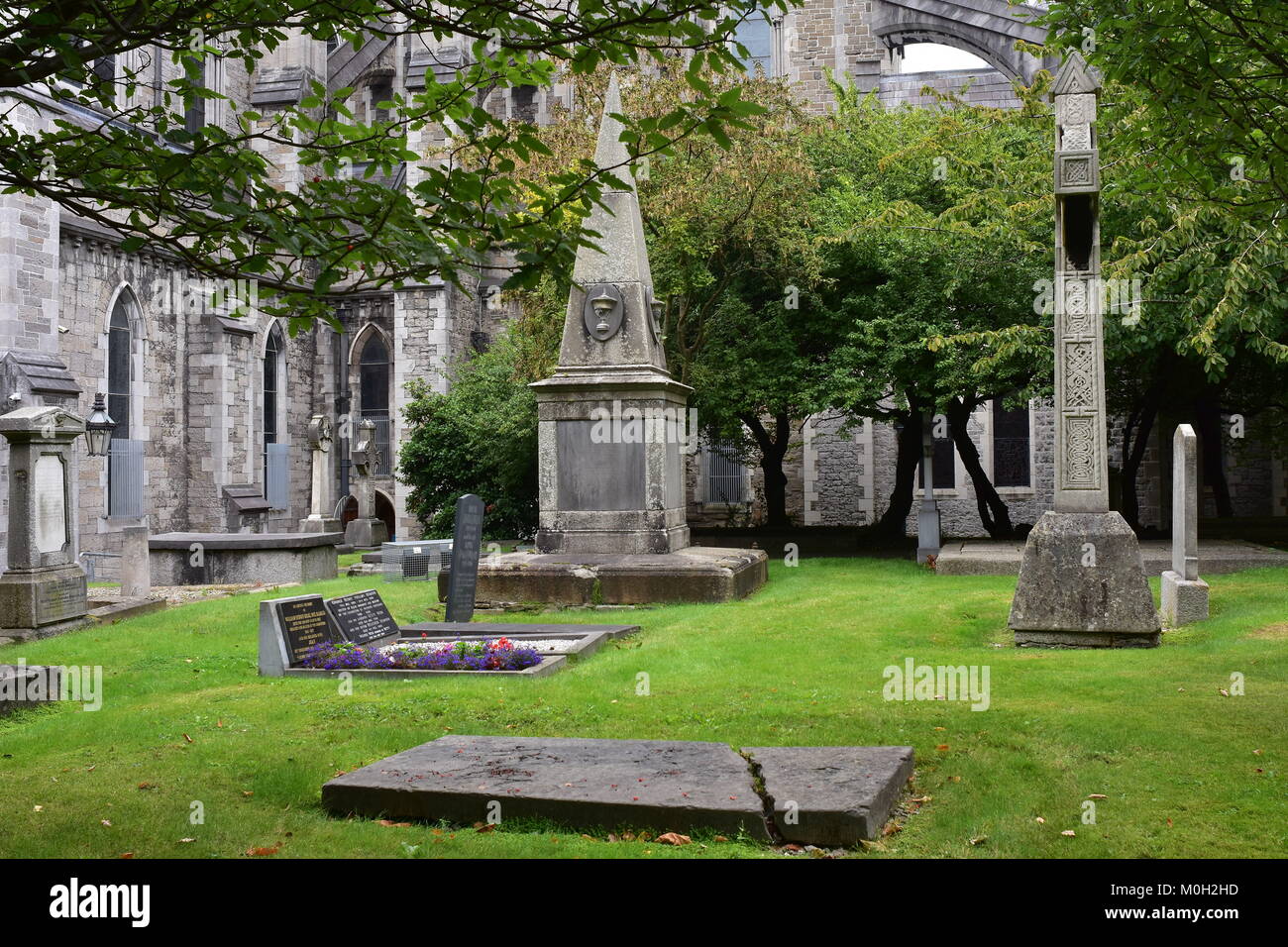 Cathedral and graveyard ireland hi-res stock photography and images - Alamy