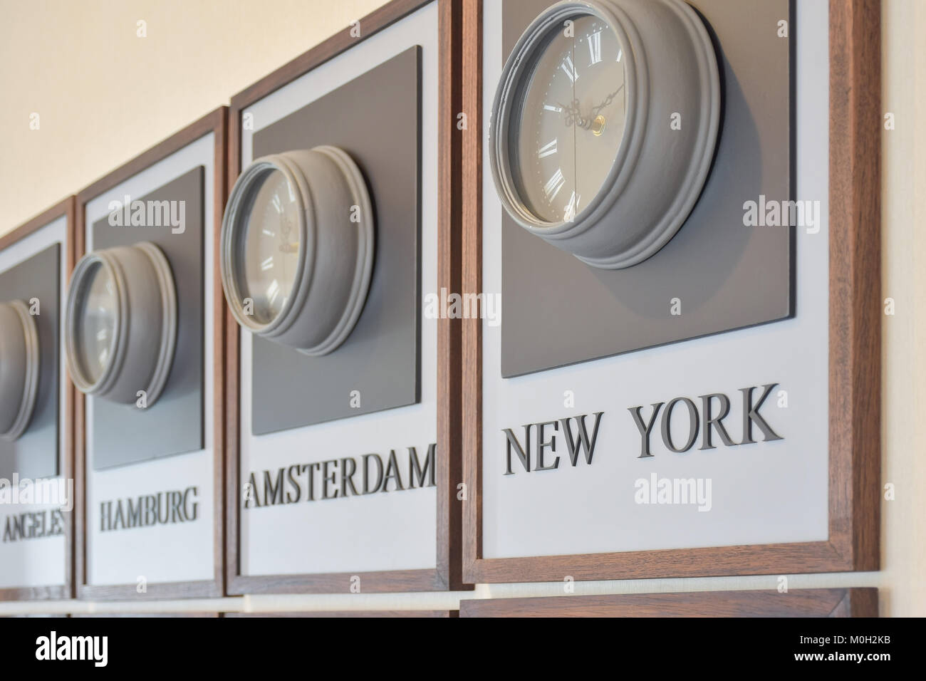 Different time zone clocks hi-res stock photography and images - Alamy
