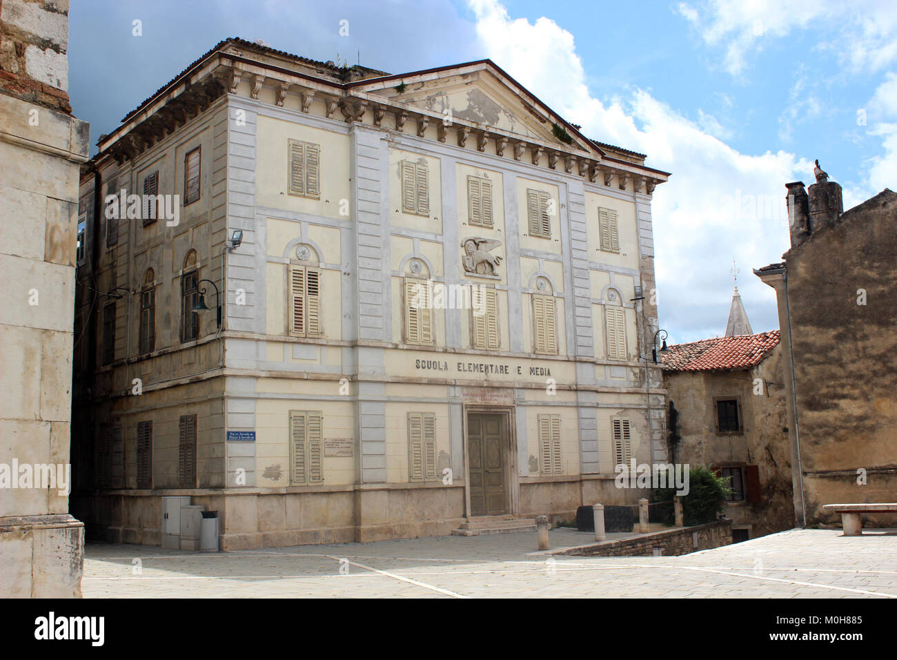 Neoclassical palace hi-res stock photography and images - Alamy