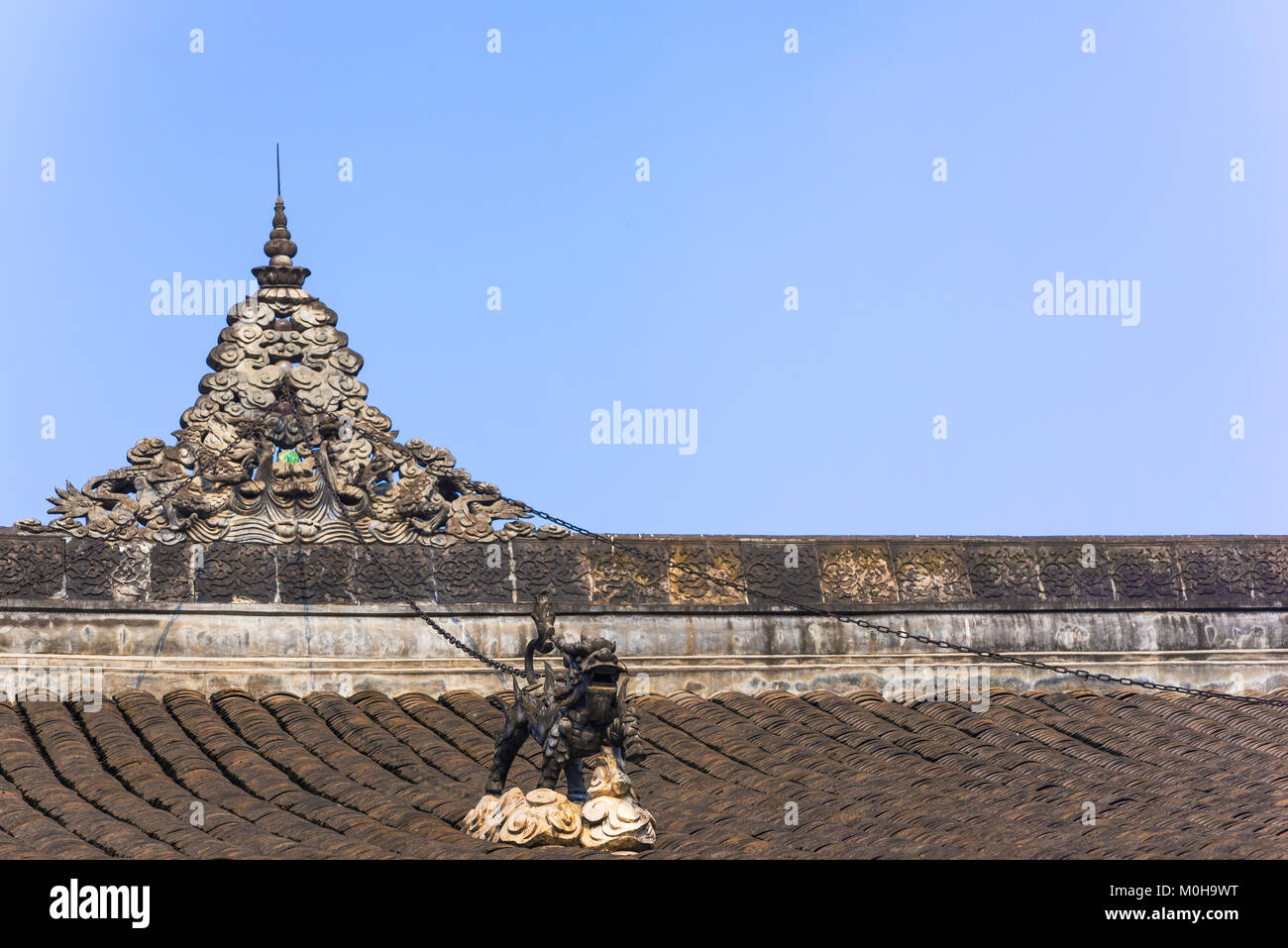 Buddhist temple roof hi-res stock photography and images - Alamy