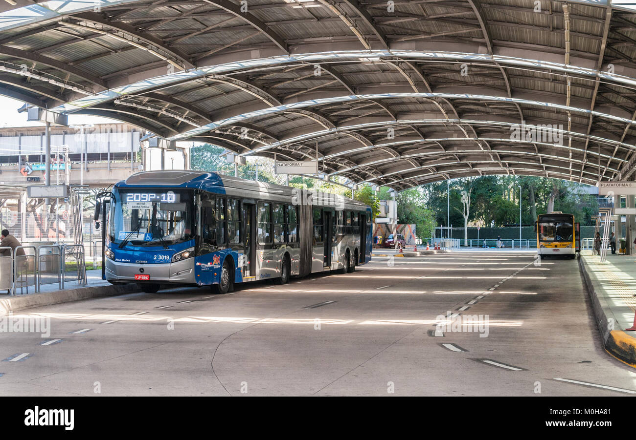 Bus stop in São Paulo Stock Photo - Alamy