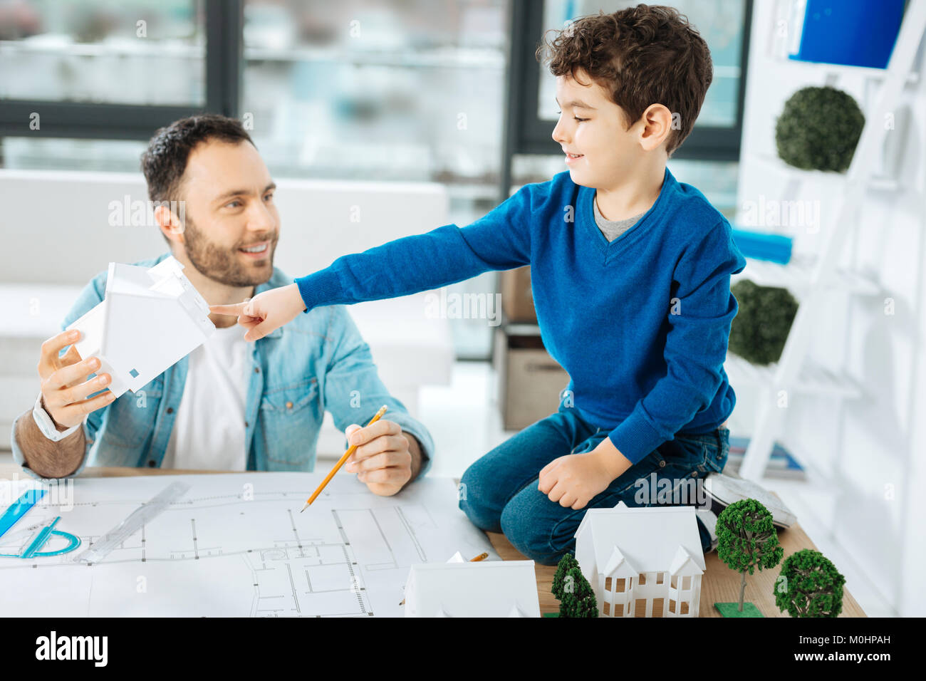 Little boy pointing at a house model in fathers hands Stock Photo - Alamy