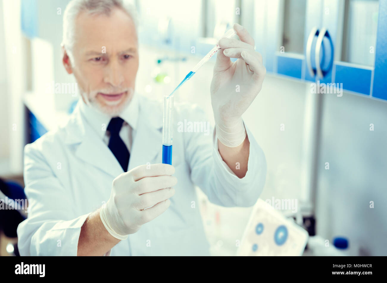 Pouring liquid laboratory test tubes hi-res stock photography and ...