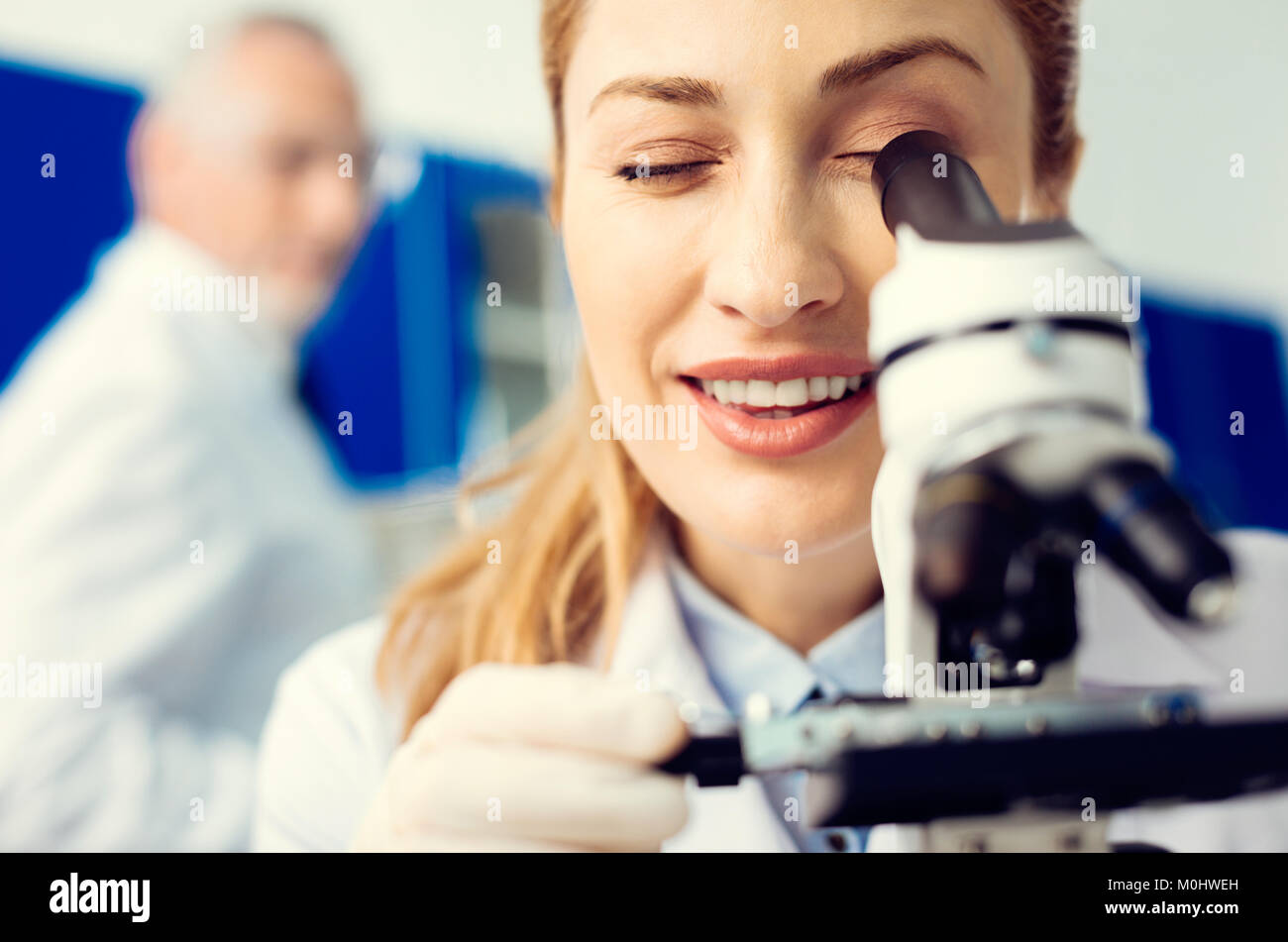 Female lab worker using microscope hi-res stock photography and images - Alamy
