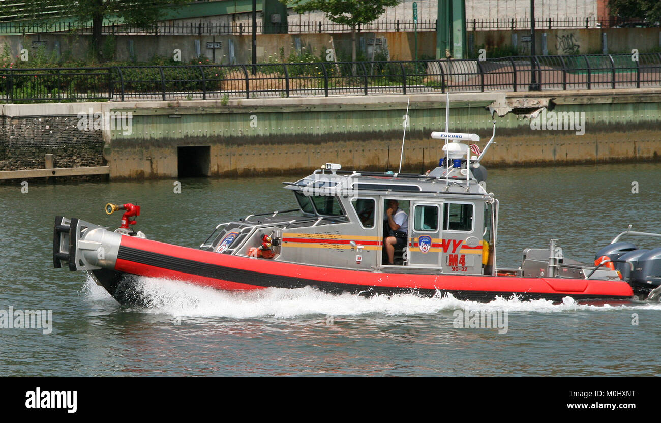 FDNY Fire Rescue Patrol Boat FURUNO M4 (number MO-32), Patrolling the ...