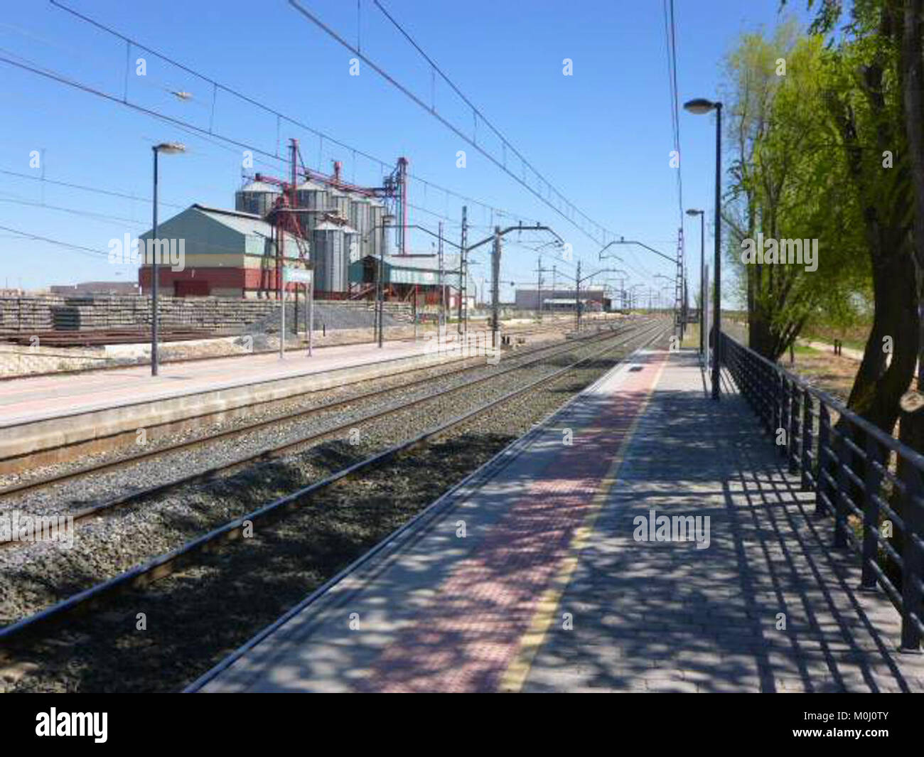 The image of the Estación de Adif in Campo de Criptana captures a ...