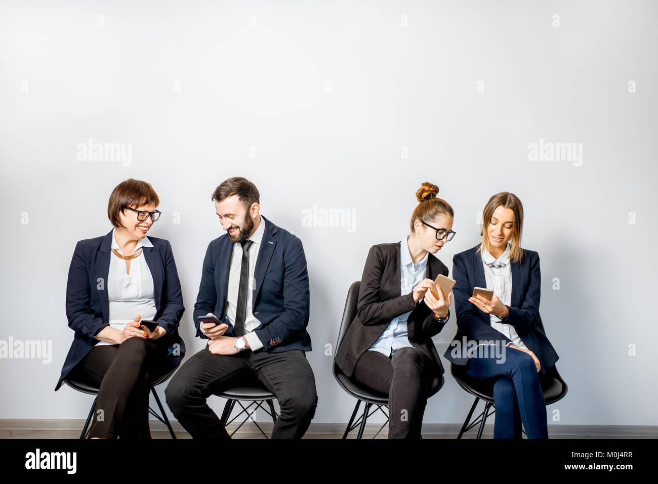 People sitting in a row hi-res stock photography and images - Alamy