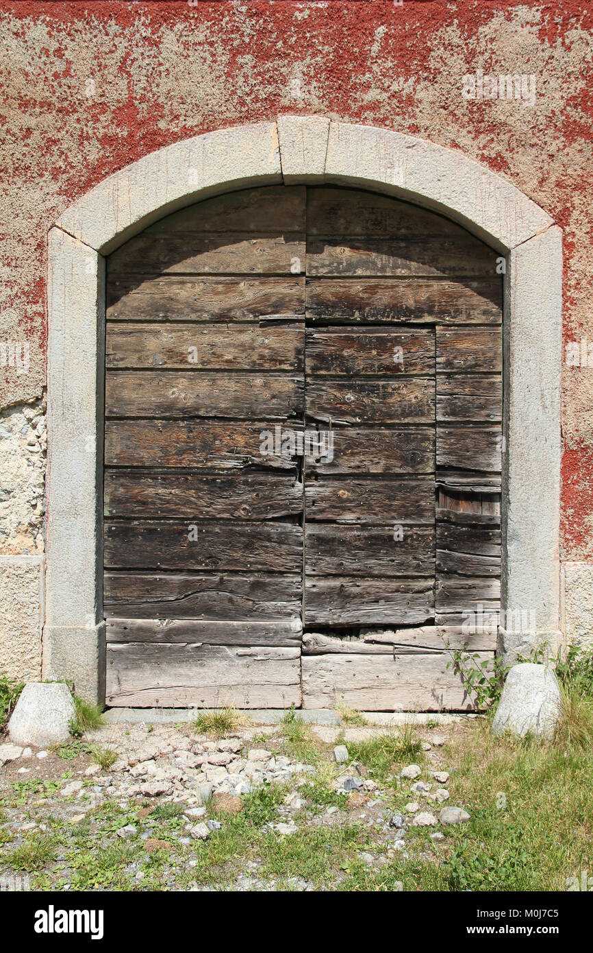 Old wooden gate in small town in Italy. Vintage European architecture ...