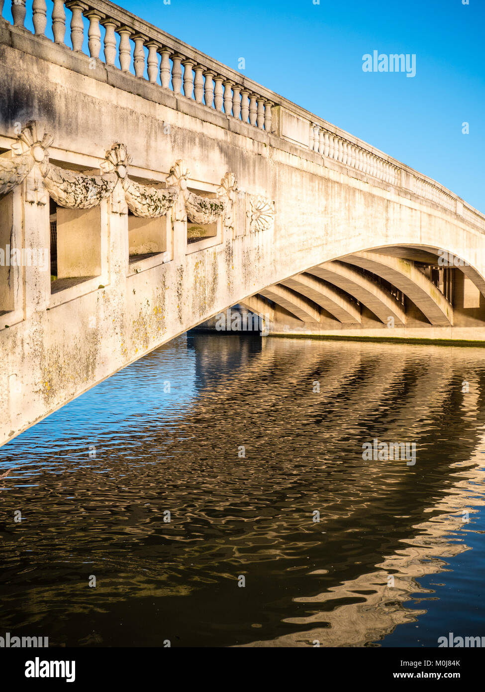 Caversham Bridge, River Thames, Reading, Berkshire, England Stock Photo ...