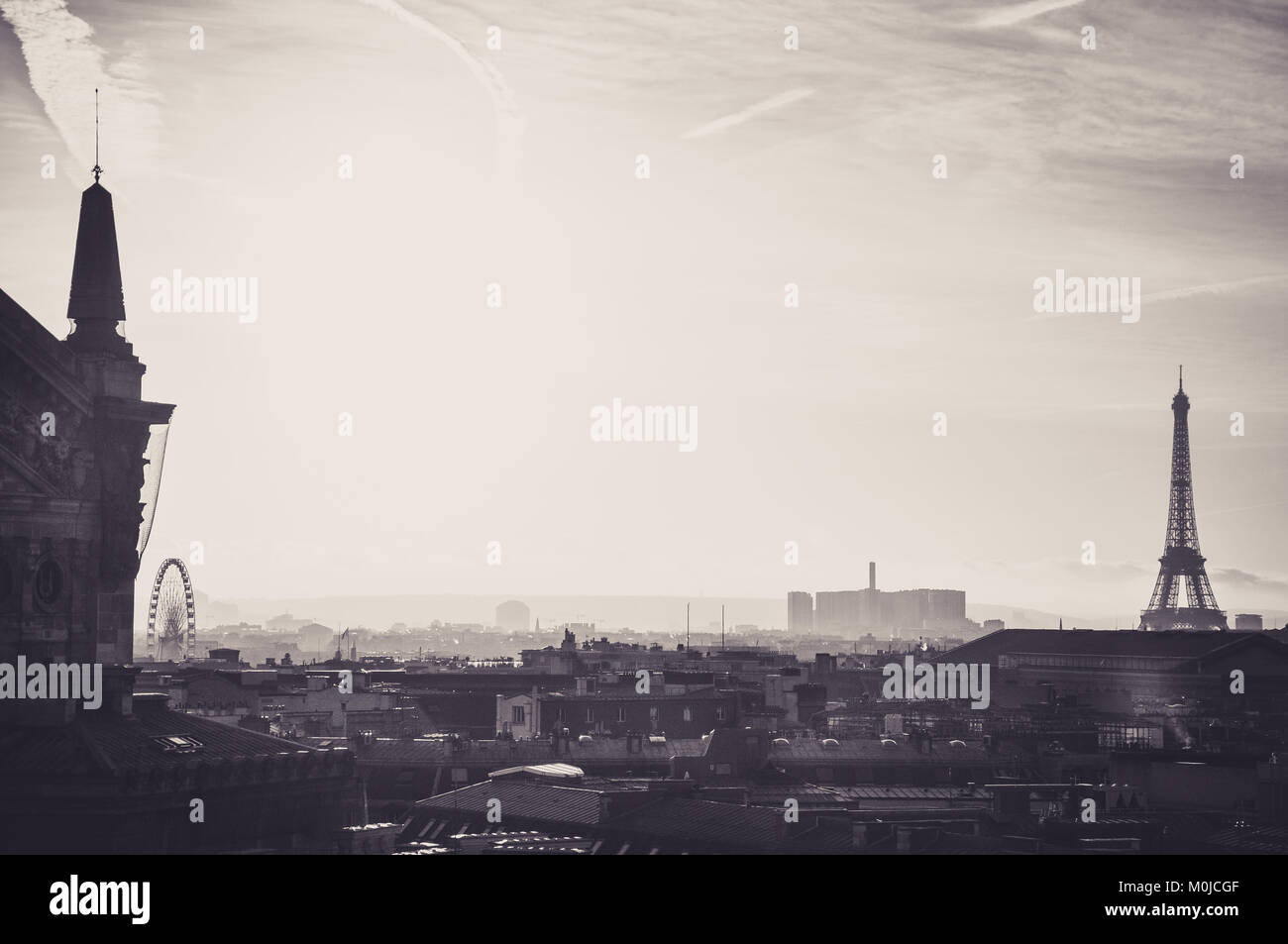 Paris france eiffel tower night fog hi-res stock photography and images ...