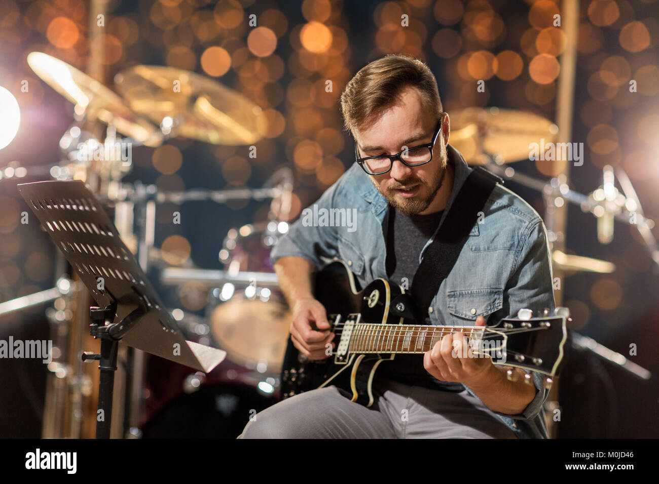 Music guitarist studio hi-res stock photography and images - Alamy
