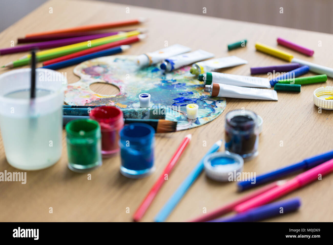 Wooden art palette tubes hi-res stock photography and images - Alamy