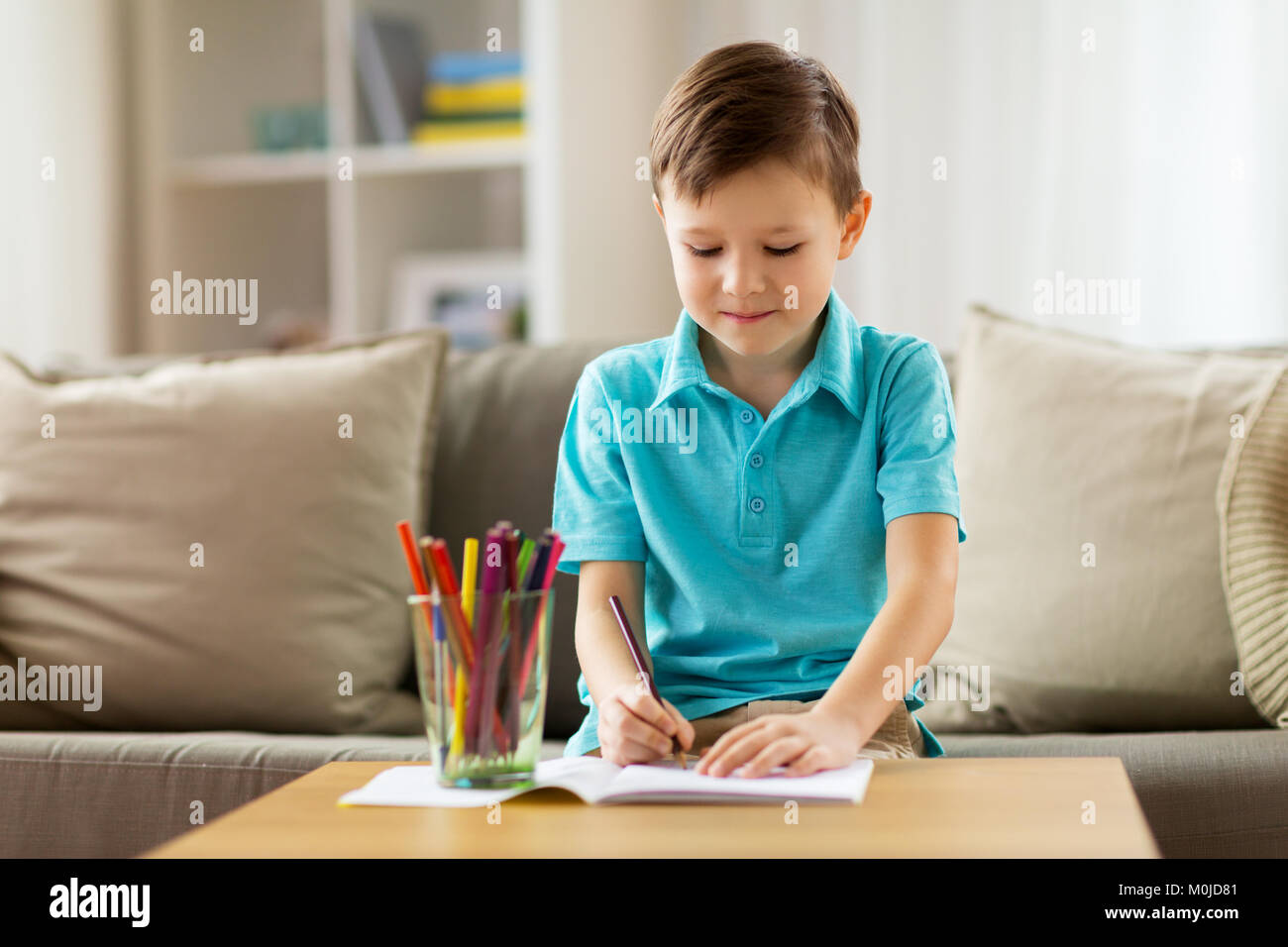 Kid drawing art hi-res stock photography and images - Alamy