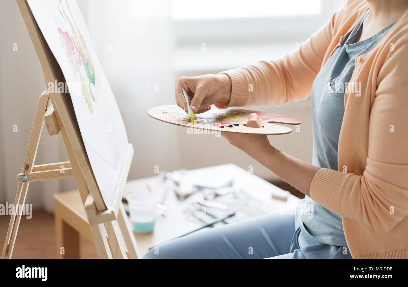 Artist applying paint palette hi-res stock photography and images - Alamy