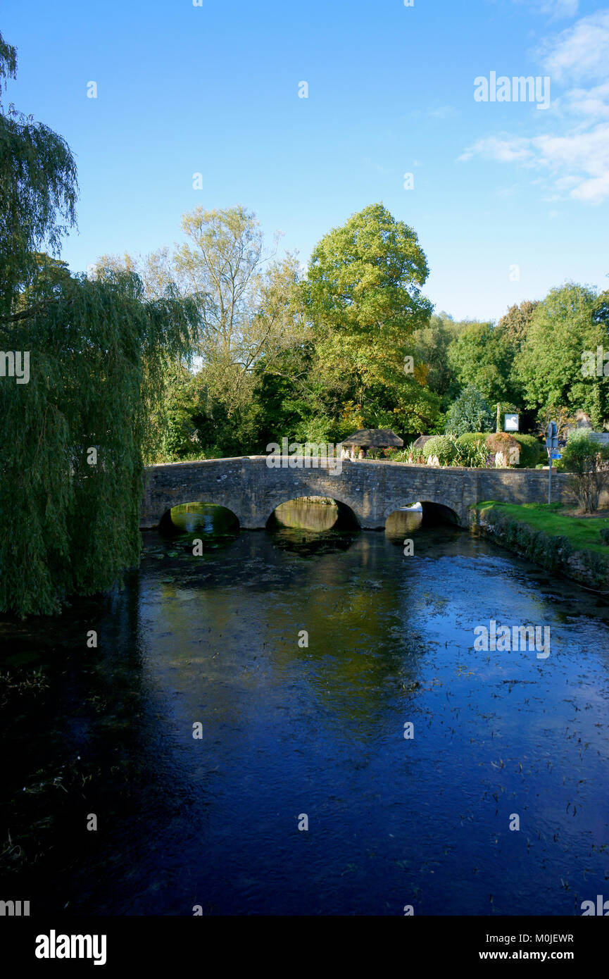 Bridge crossing the River Coln in Bibury, Gloucestershire Stock Photo ...
