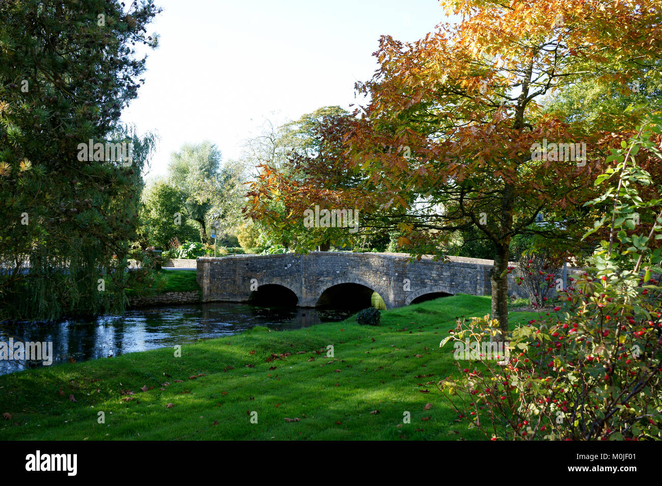 Bridge crossing the River Coln in Bibury, Gloucestershire Stock Photo ...