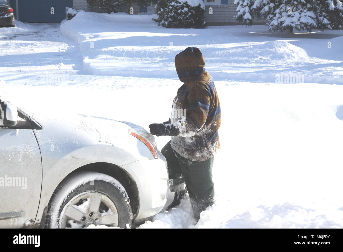 Woman cleaning snow off car hi-res stock photography and images - Alamy