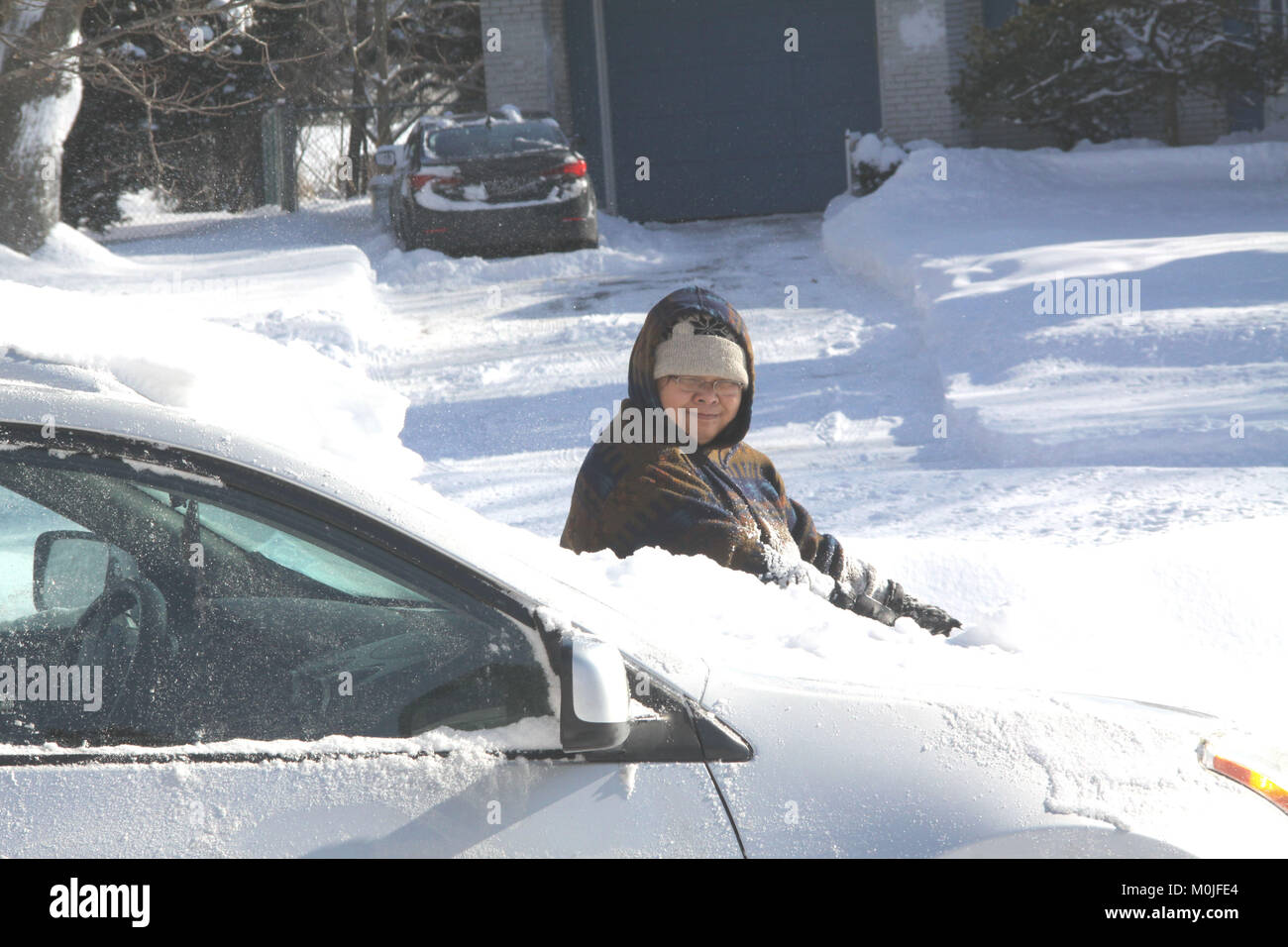 Woman cleaning snow off car hi-res stock photography and images - Alamy