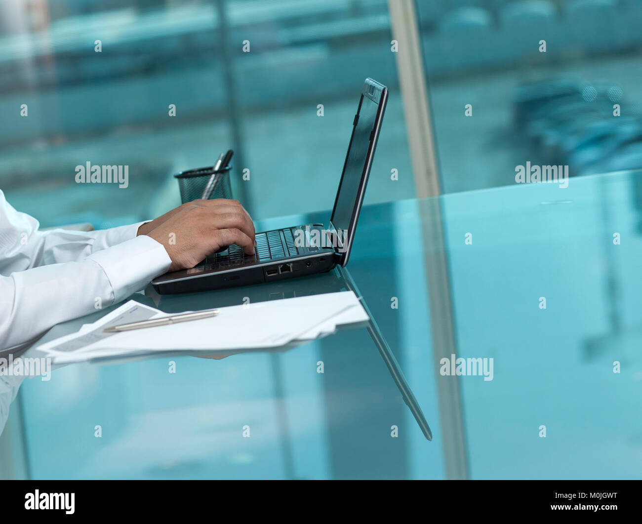 Saudi man hi-res stock photography and images - Alamy