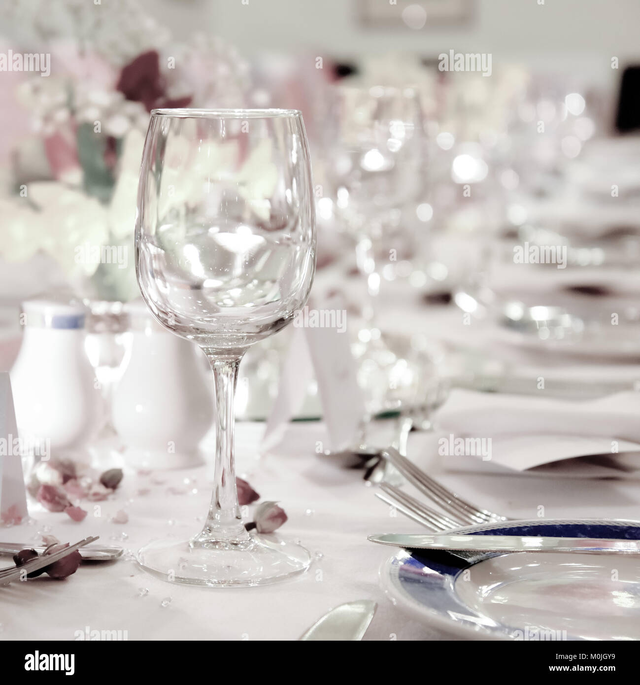 Wedding table setting Stock Photo - Alamy