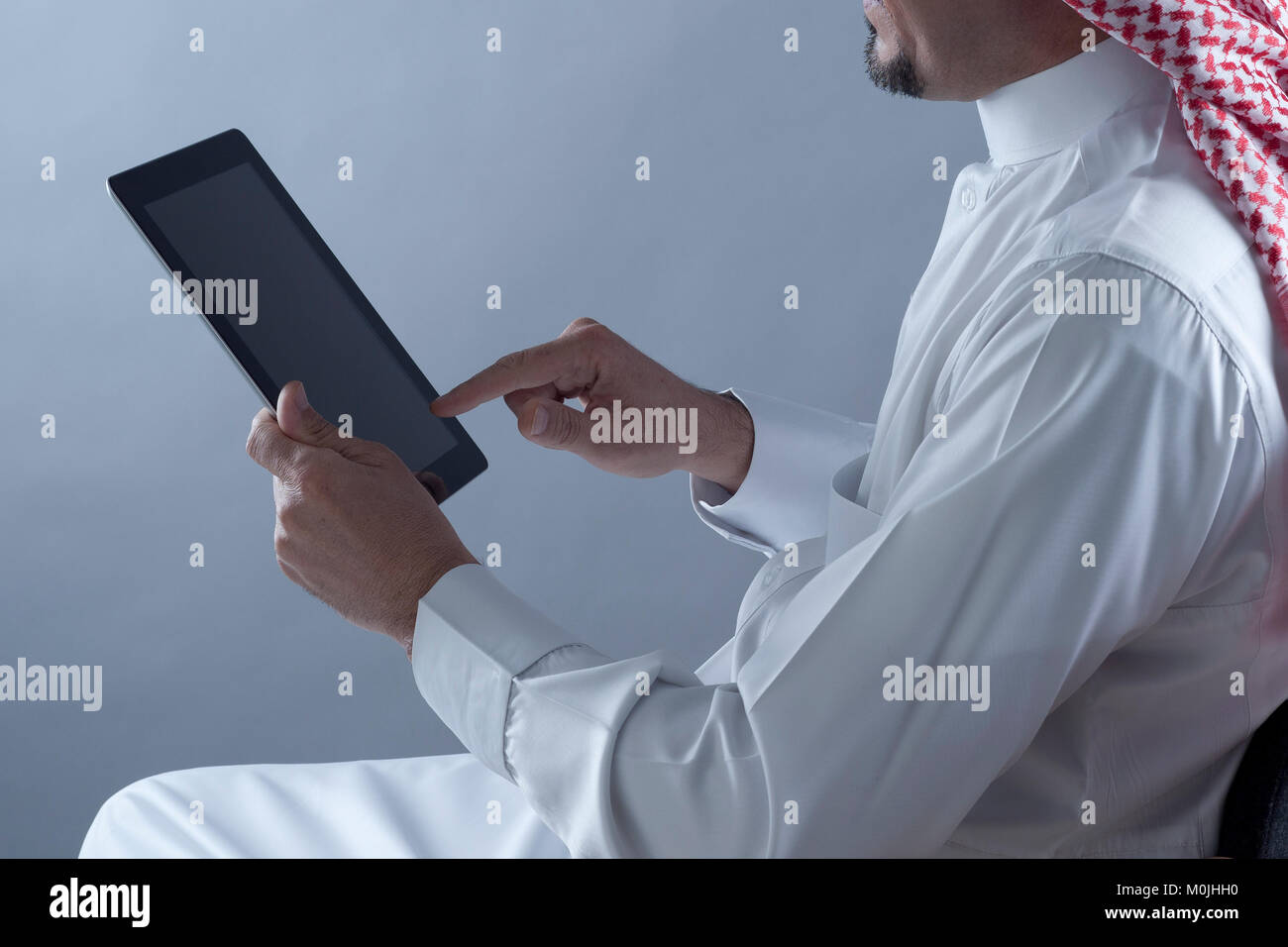 Saudi arabian man hi-res stock photography and images - Alamy