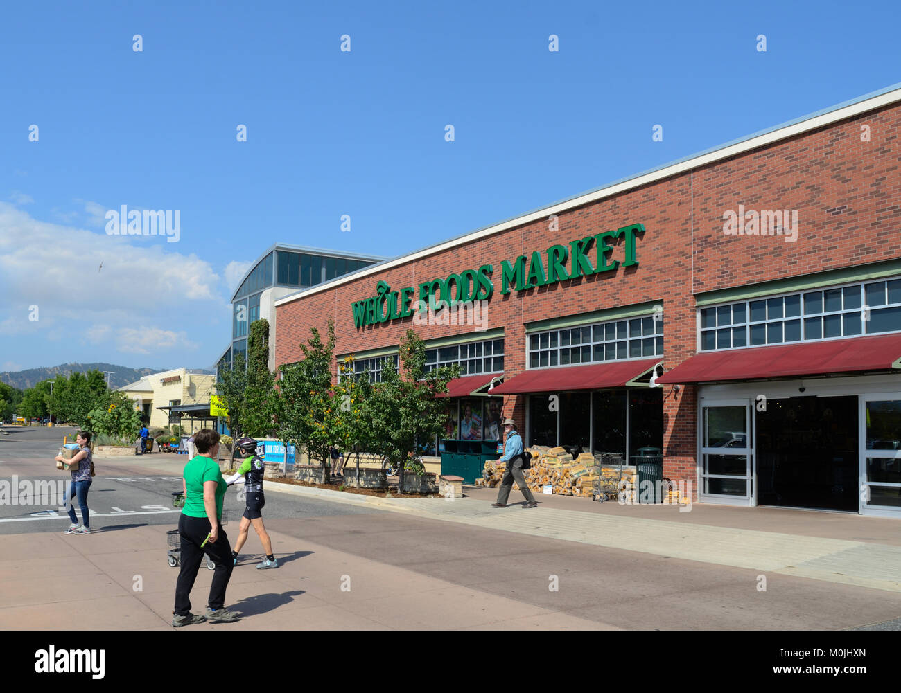 Whole foods store hi-res stock photography and images - Alamy
