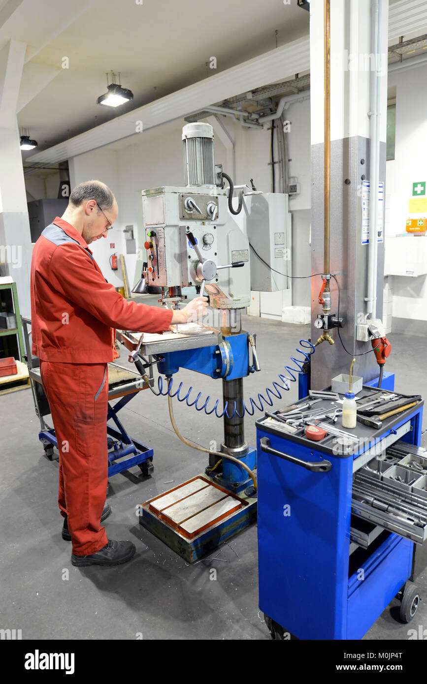 Assembly operator hi-res stock photography and images - Alamy