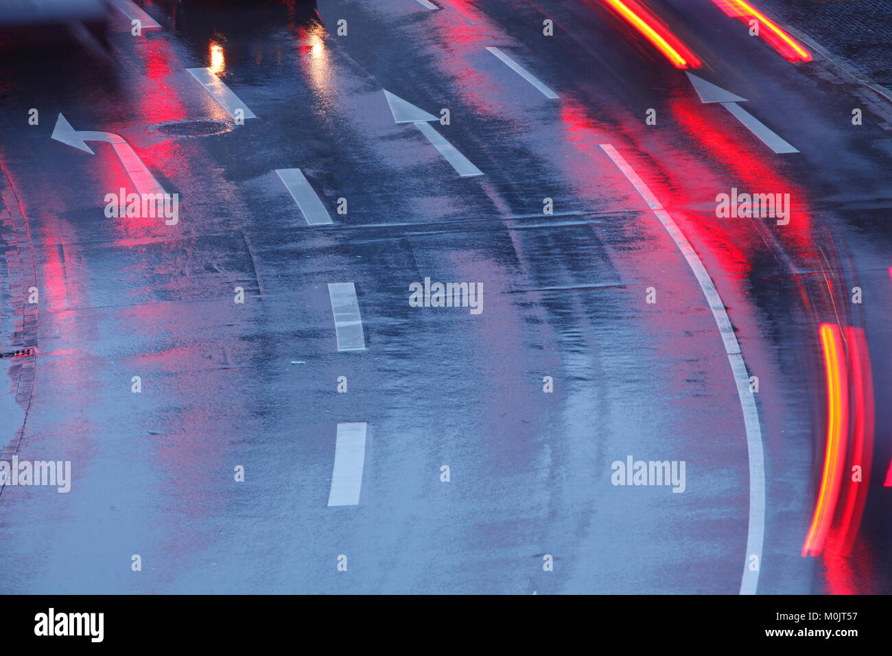 Rain-wet street, lights, direction arrows in the rain at dusk, Bremen ...
