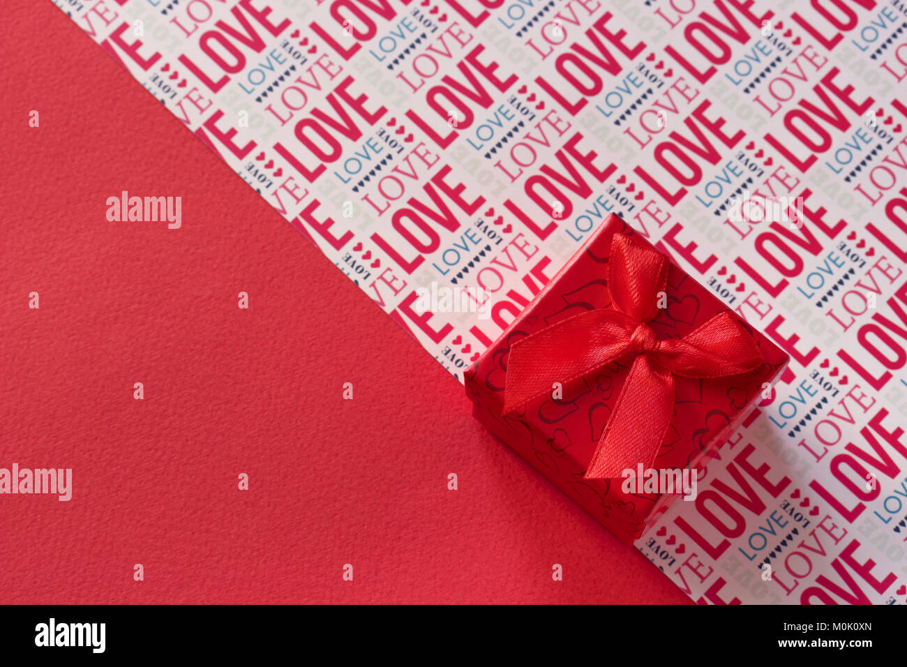 Valentines day backround red gify box with ribbon red background and ...