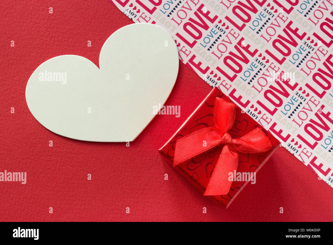Valentines day backround red gify box with ribbon red background and ...