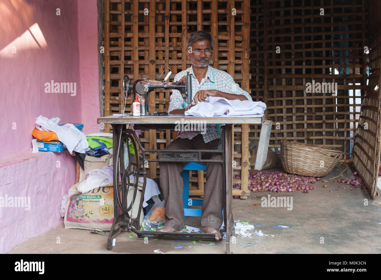 Indian man old sewing machine hi-res stock photography and images - Alamy